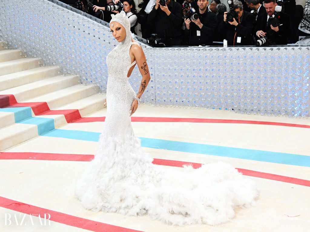 Doja Cat quấn khăn tắm, mặc đồ ướt dự Met Gala 2024 | Harper's Bazaar ...
