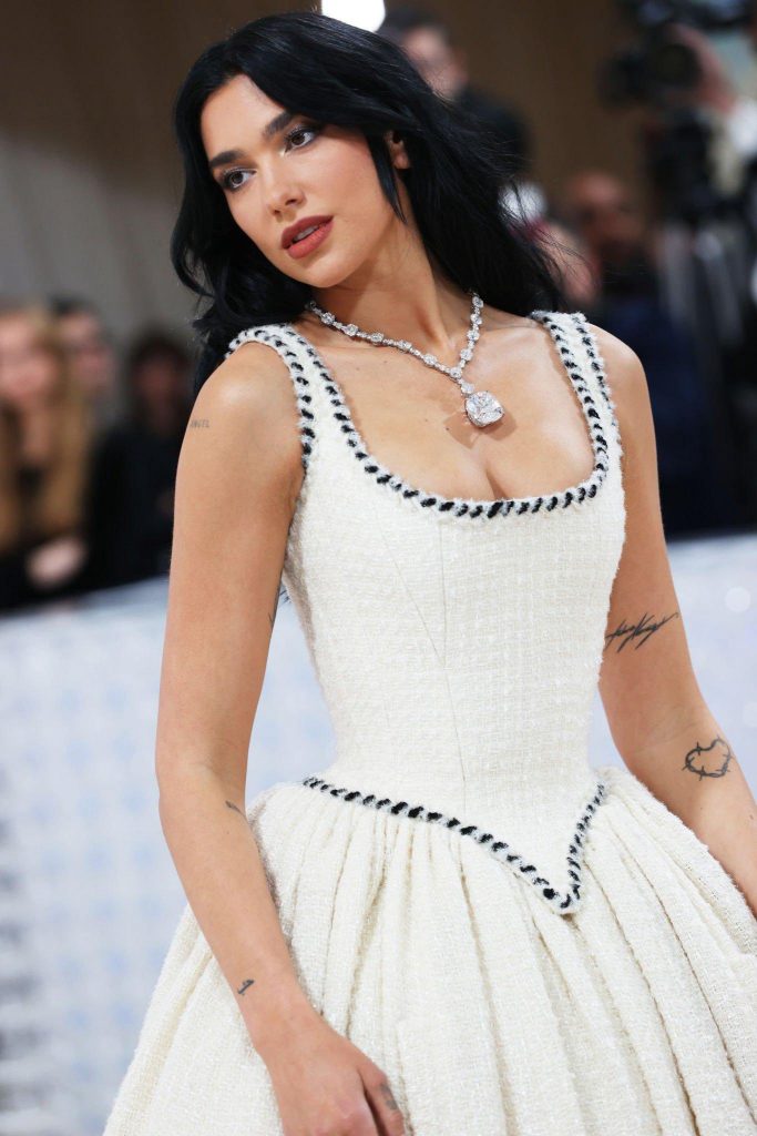 Đầm Dua Lipa mặc ở Met Gala xuất hiện trong phim Jeanne Du Barry