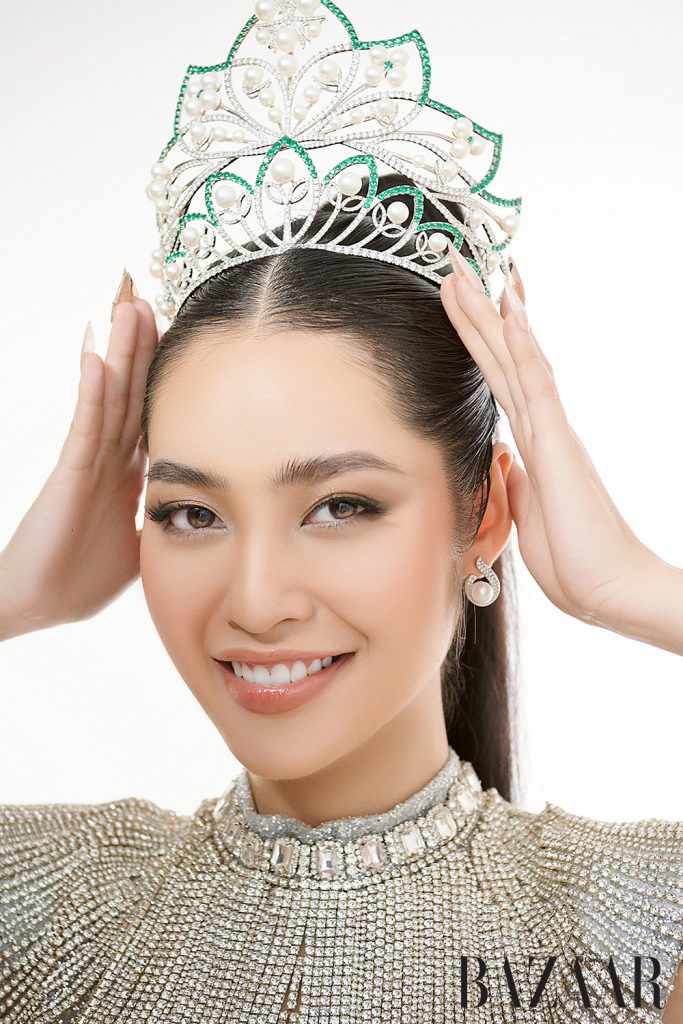 Nông Thúy Hằng đeo vương miện hình quốc hoa Việt Nam