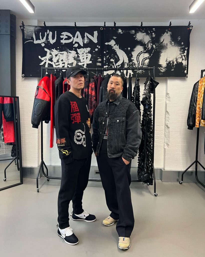 Nguồn gốc chiếc áo thêu chữ Việt "Lựu Đạn" của Billie Eilish