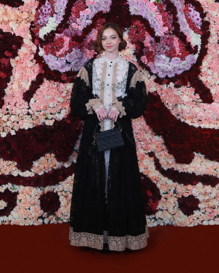 "Nàng sói Wednesday" Emma Myers đằm thắm trong thiết kế Dior