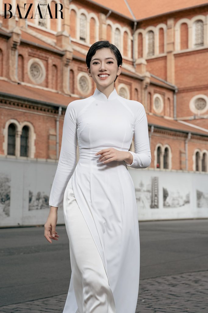 Á hậu Hoàn vũ Nhật Bản diện áo dài, uống cà phê bệt vỉa hè