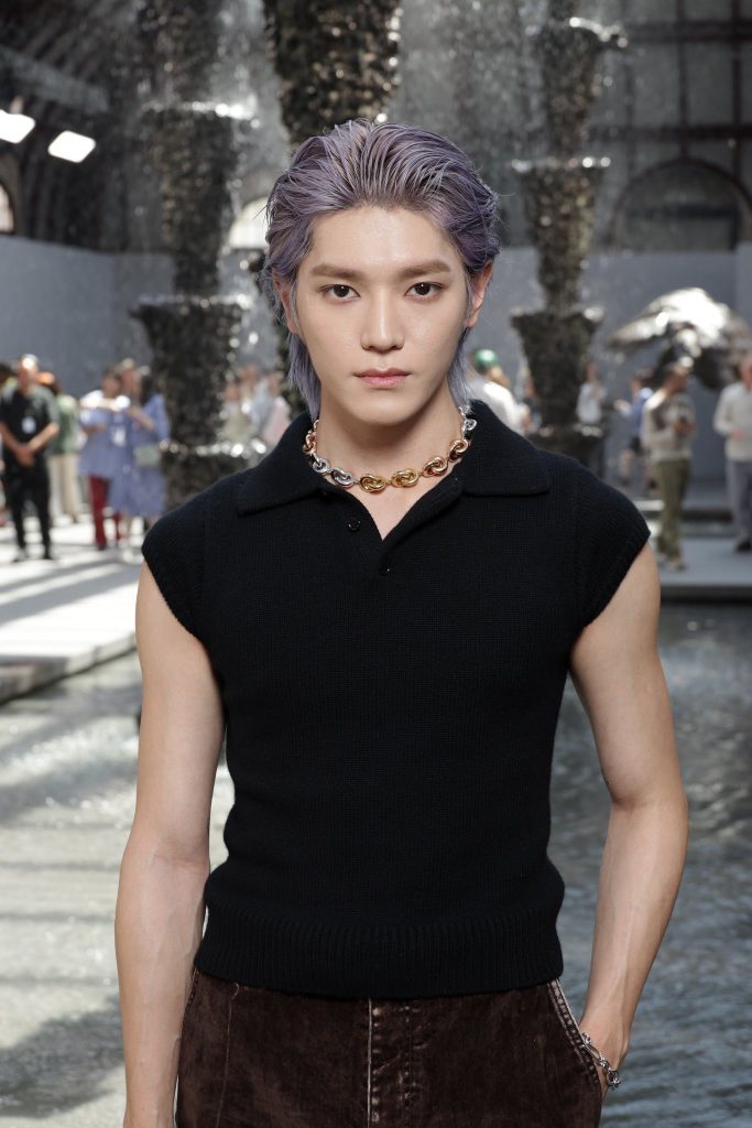 Taeyong (NCT) dự show Loewe Men Xuân Hè 2024 với tóc tím