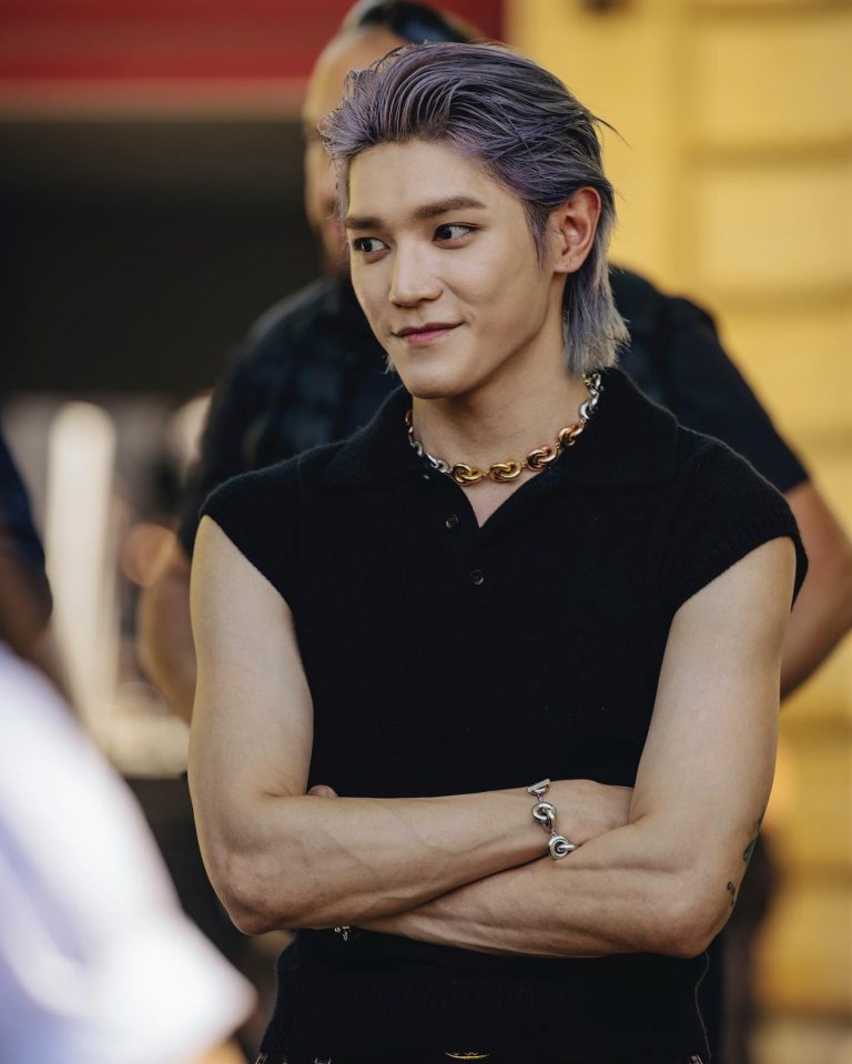 Taeyong (NCT) dự show Loewe Men Xuân Hè 2024 với tóc tím
