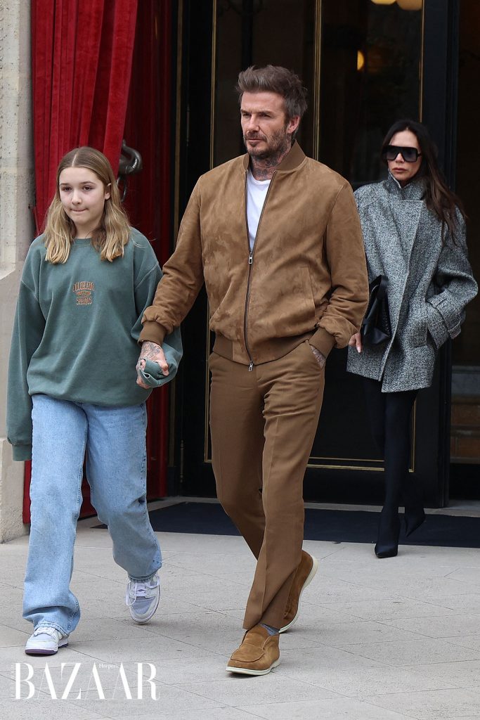 Lisa BLACKPINK mang đôi giày lười được giới tỉ phú ưa chuộng