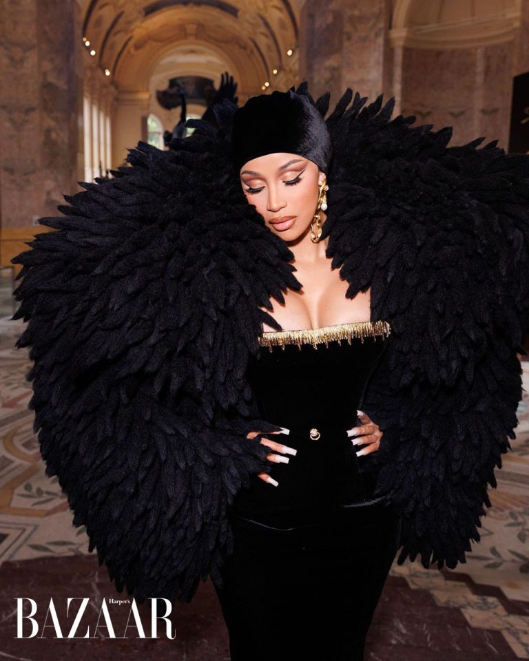 Cardi B mang phong cách siêu thực tới front row Haute Couture