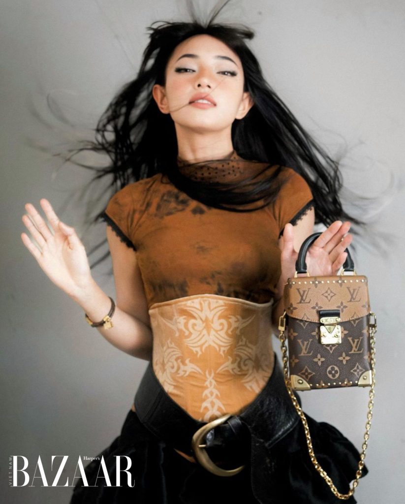 Felix (Stray Kids), Amber lên đồ unisex với túi Louis Vuitton Camera Box