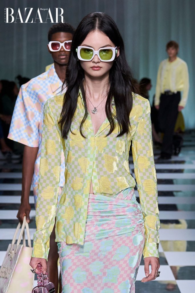 Versace Xuân Hè 2024: Barbie thập niên 60 trên sàn diễn | Harper's ...