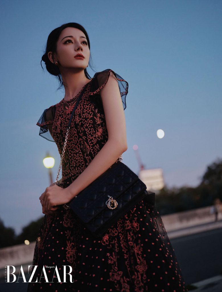 Địch Lệ Nhiệt Ba đạp xe ở Paris trong đầm công chúa Dior | Harper's ...