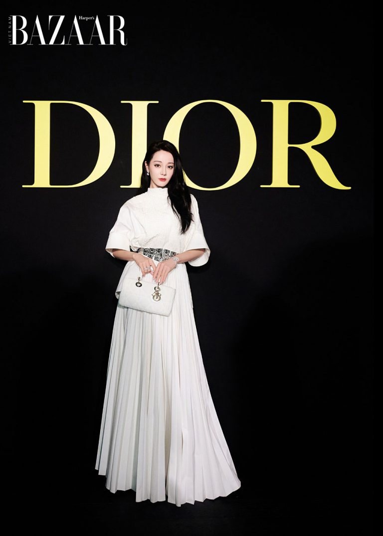 Địch Lệ Nhiệt Ba đạp xe ở Paris trong đầm công chúa Dior | Harper's ...