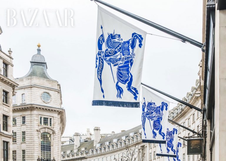 Burberry Knight Blue: Daniel Lee phủ xanh tuần lễ thời trang London ...