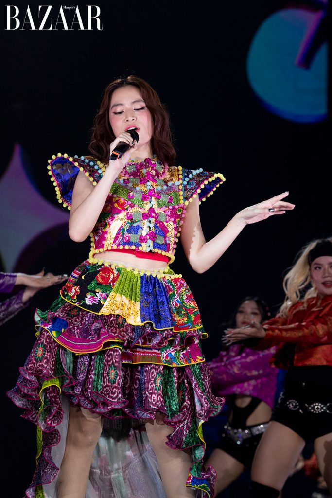 Hoàng Thùy Linh thay 19 bộ thời trang trong Vietnamese Concert!