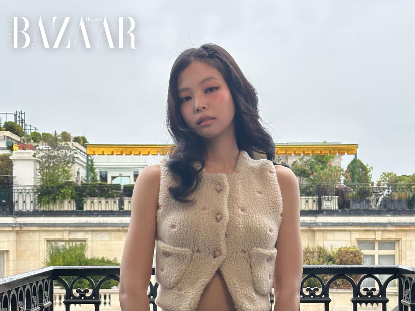 Jennie BLACKPINK hóa cừu bông logomania ở show Chanel | Harper's Bazaar Việt Nam