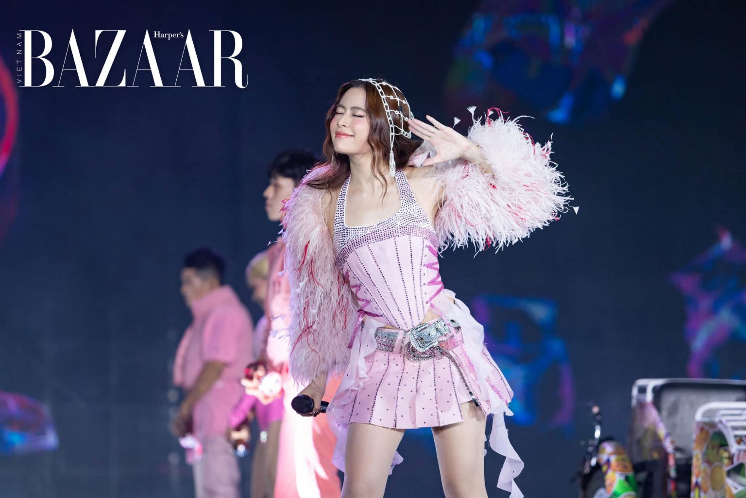 Hoàng Thùy Linh thay 19 bộ thời trang trong Vietnamese Concert!