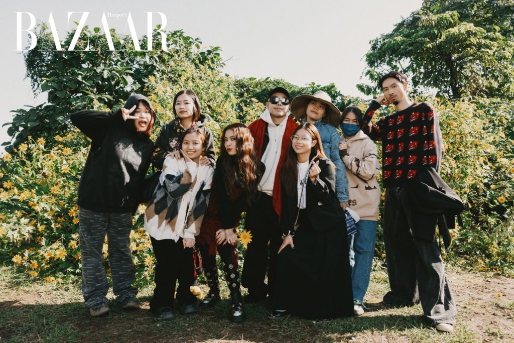 MV Miền đất hứa: Hoàng Thùy Linh và Đen Vâu ẩn ý làm đám cưới