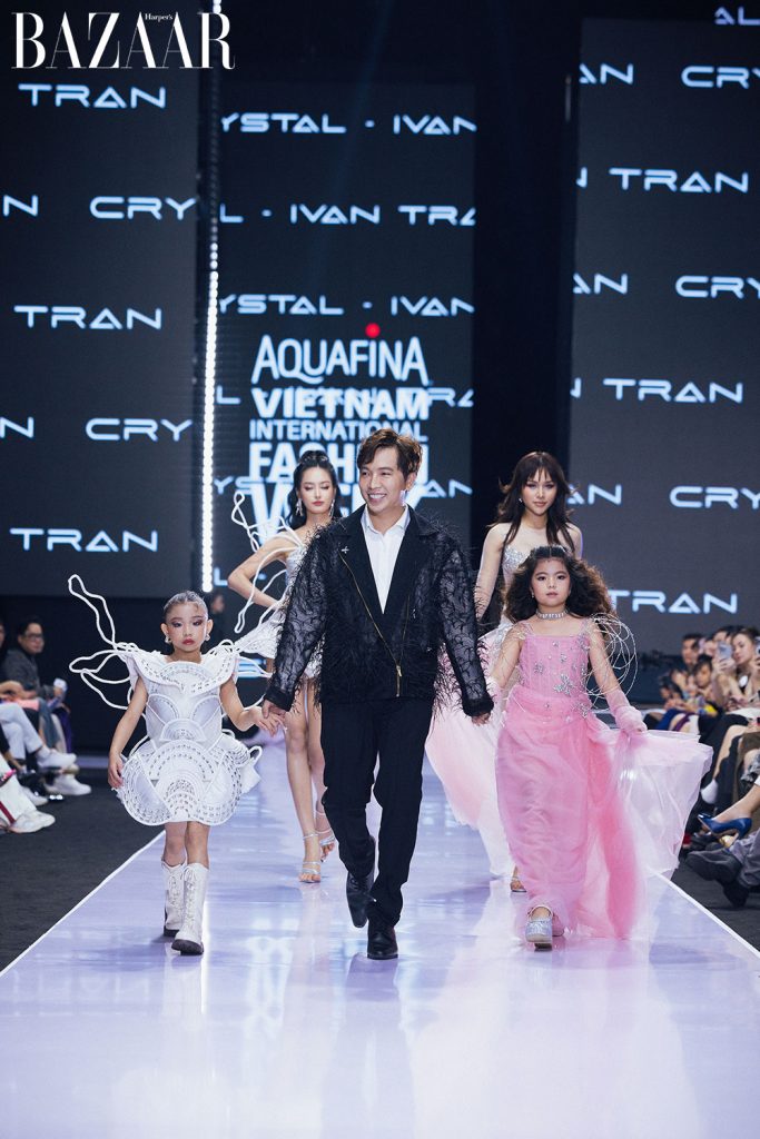 Vẻ đẹp từ crystal trên sàn diễn Ivan Trần ở AVIFW Thu Đông 2023