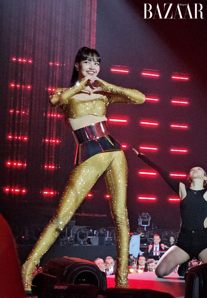 Lisa làm chủ sân khấu solo tại Gala des Pièces Jaunes | Harper's Bazaar Việt Nam