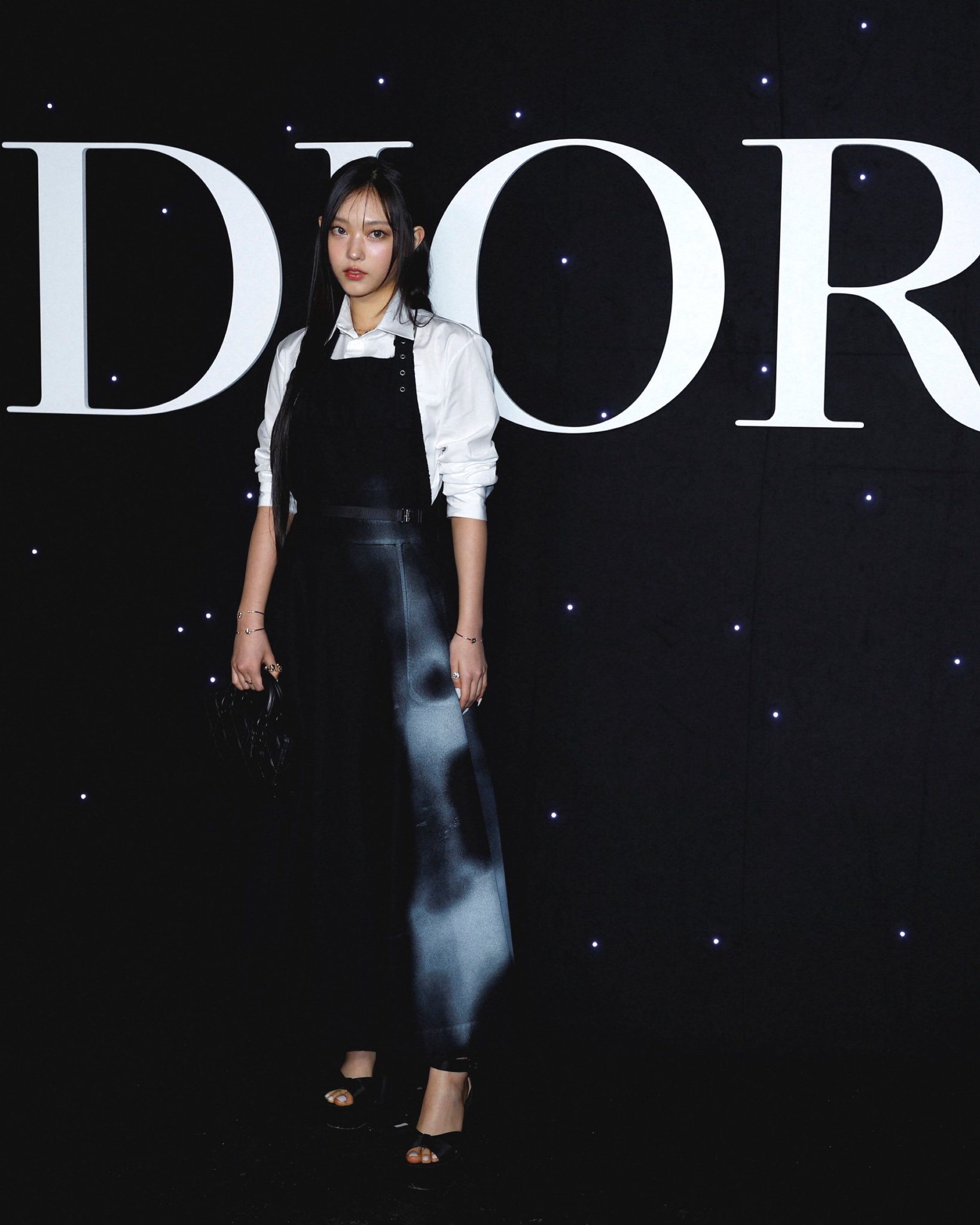 Haerin (NewJeans) lần đầu ngồi front row show Dior Men | Harper's ...