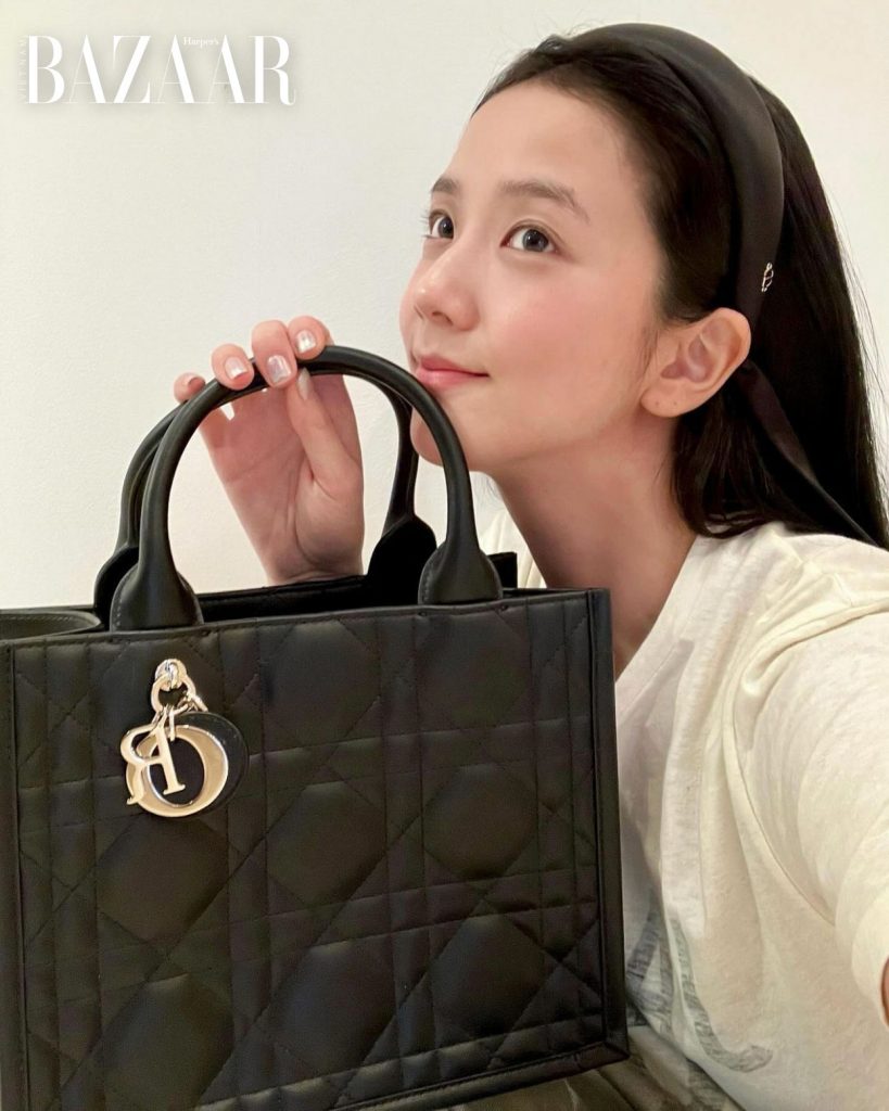 Jisoo BLACKPINK debut phiên bản mới của dòng túi Tote Dior | Harper's ...