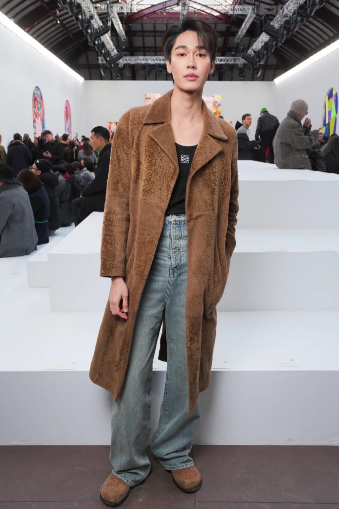 Ngô Lỗi nam tính khi ngồi front row Loewe Men Thu Đông 2024 | Harper's Bazaar Việt Nam