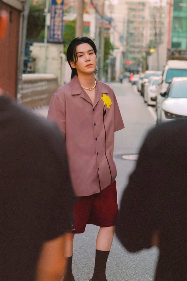 Suga (BTS) phủ sóng toàn cầu trong chiến dịch Valentino Men | Harper's ...