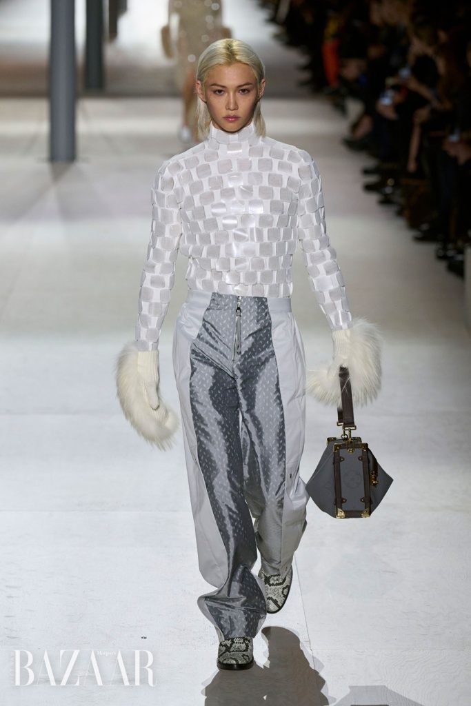 Felix (Stray Kids) lần đầu diễn catwalk cho Louis Vuitton | Harper's ...