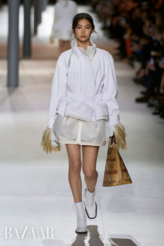 Felix (Stray Kids) lần đầu diễn catwalk cho Louis Vuitton | Harper's ...