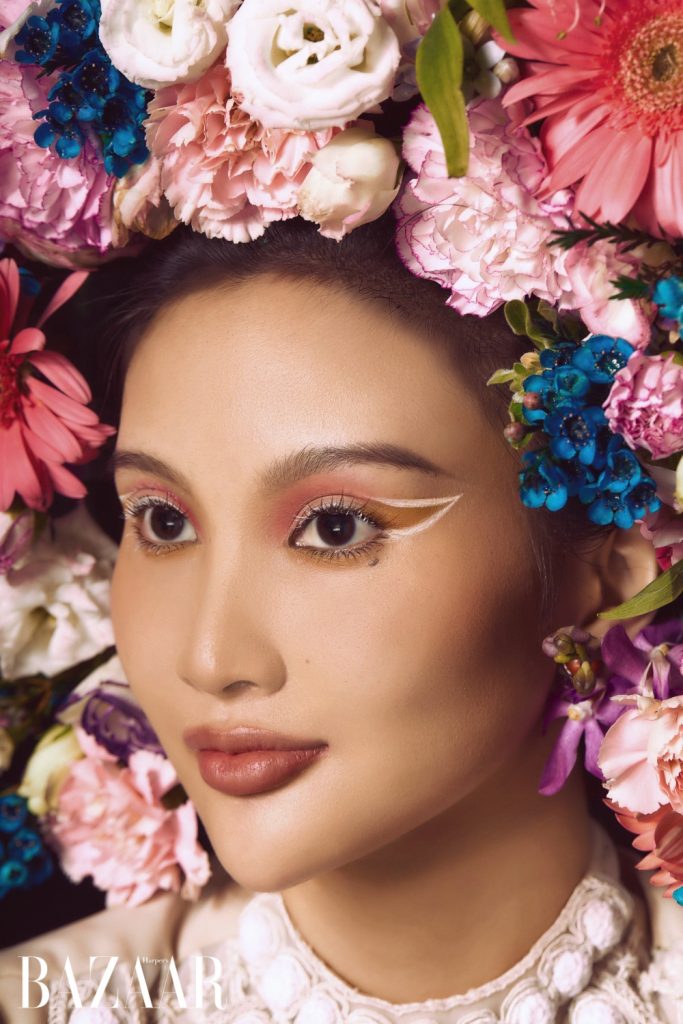 Bùi Tường Vân mặc cổ phục Việt bắt trend cài trâm hoa | Harper's Bazaar Việt Nam