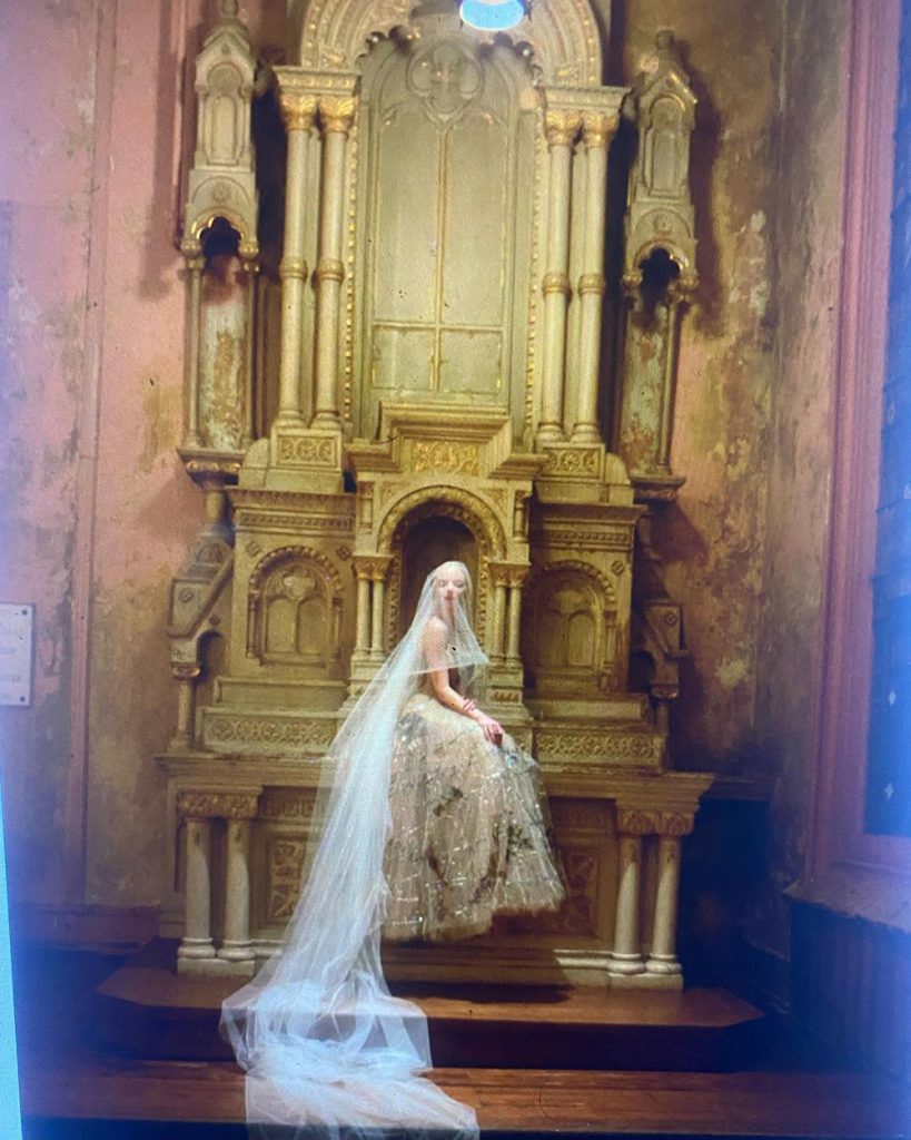 Anya Taylor-Joy chia sẻ hình ảnh váy cưới do Dior thiết kế | Harper's ...