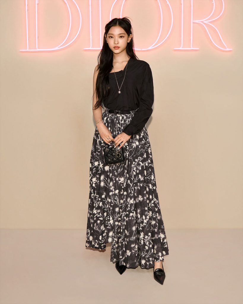 Haerin giao lưu với các sao quốc tế tại show Dior Pre-Fall 2024 | Harper's Bazaar Việt Nam