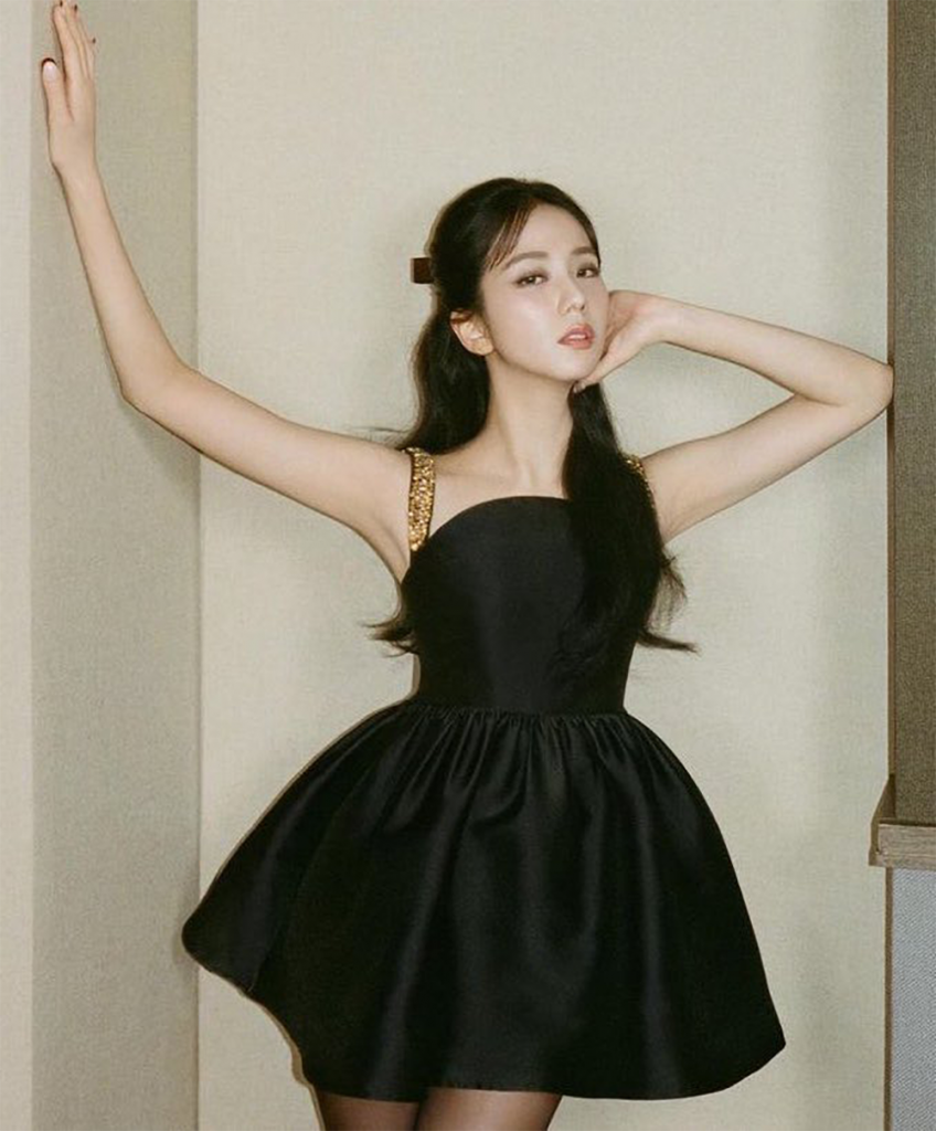 Theo chân Jisoo vào phòng thu trong chiến dịch Self-Portrait | Harper's ...