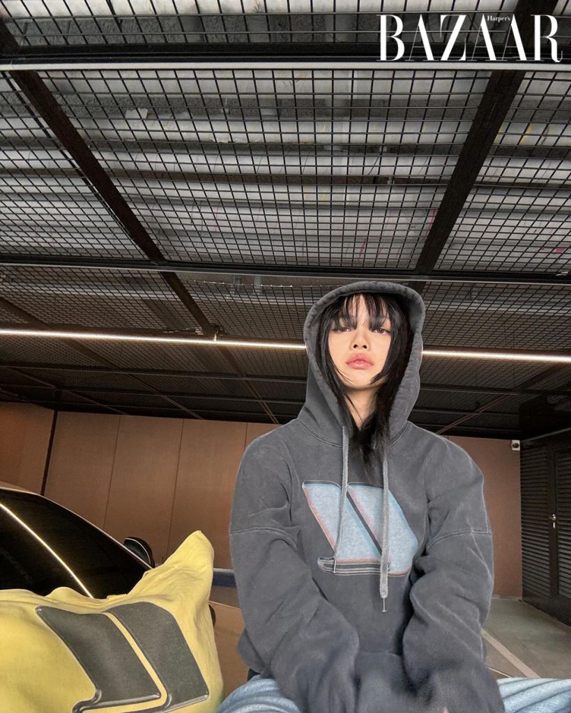 Merch LLOUD của Lisa (BLACKPINK) vừa ra mắt đã cháy hàng | Harper's ...