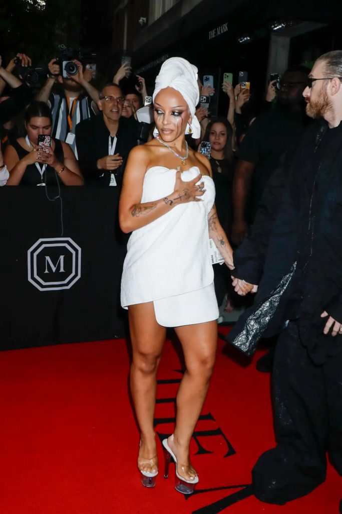 Doja Cat quấn khăn tắm, mặc đồ ướt dự Met Gala 2024 | Harper's Bazaar ...