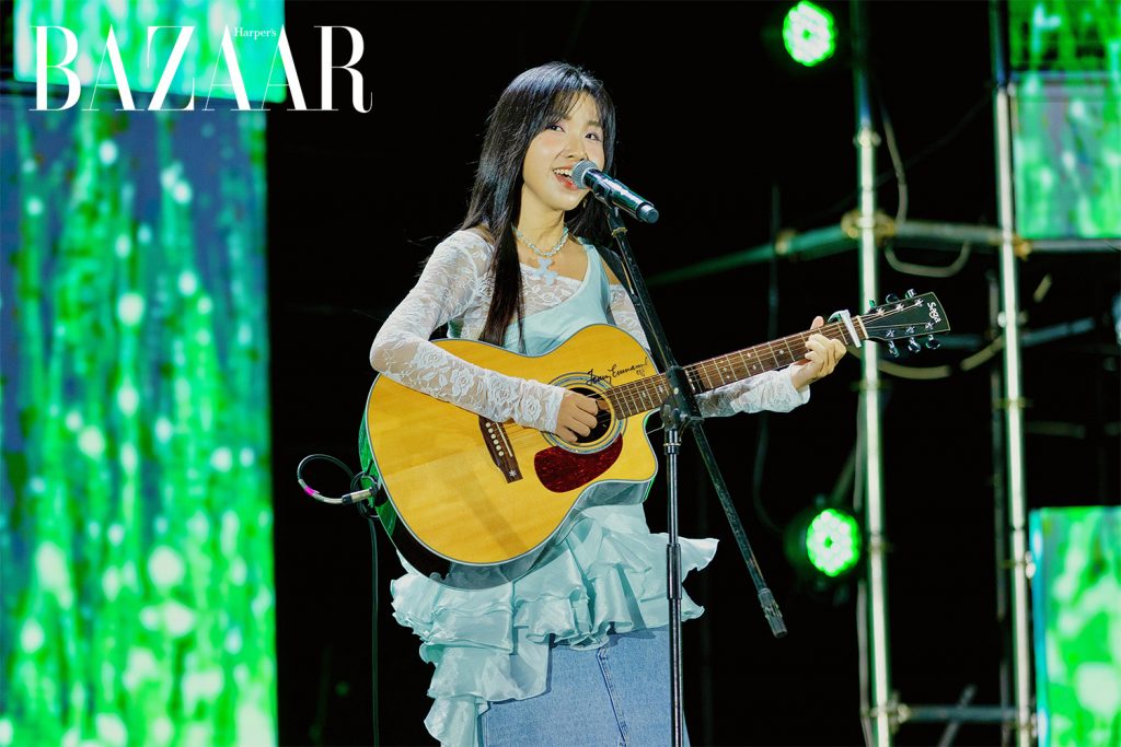 Vy Vy tự tin biểu diễn trước 30.000 khán giả School Fest 2024 | Harper's Bazaar Việt Nam