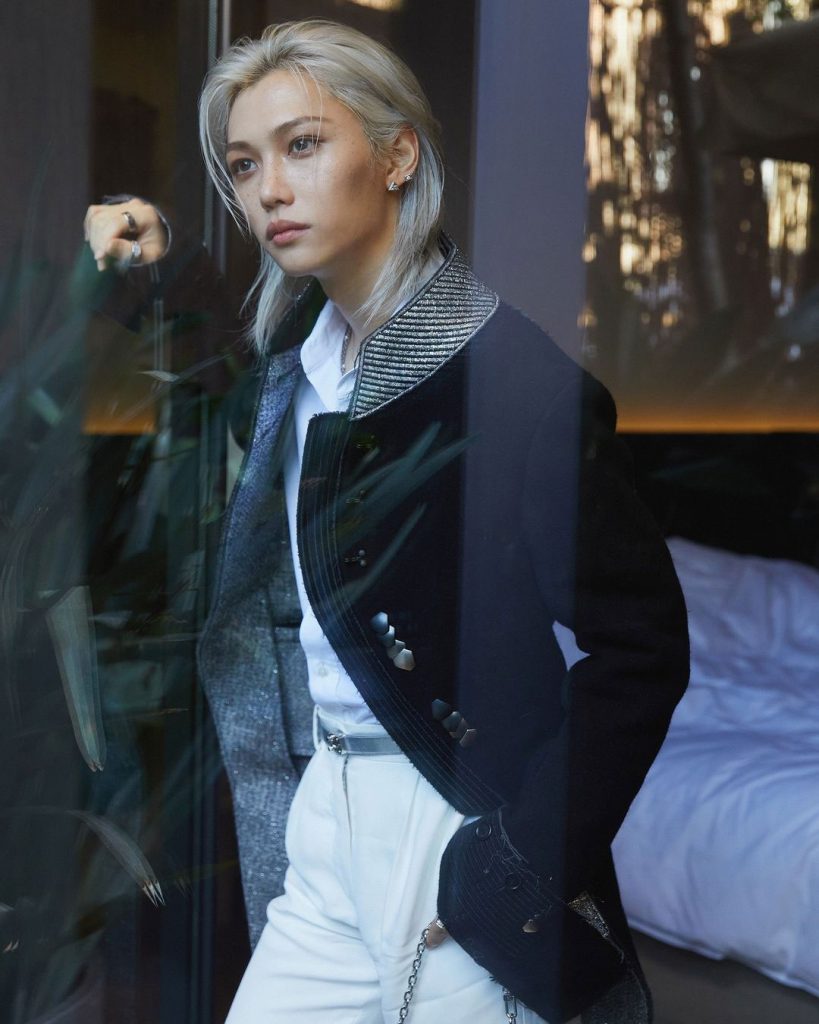 Felix mang cảm hứng Regencycore đến Louis Vuitton Cruise 2025 | Harper's Bazaar Việt Nam