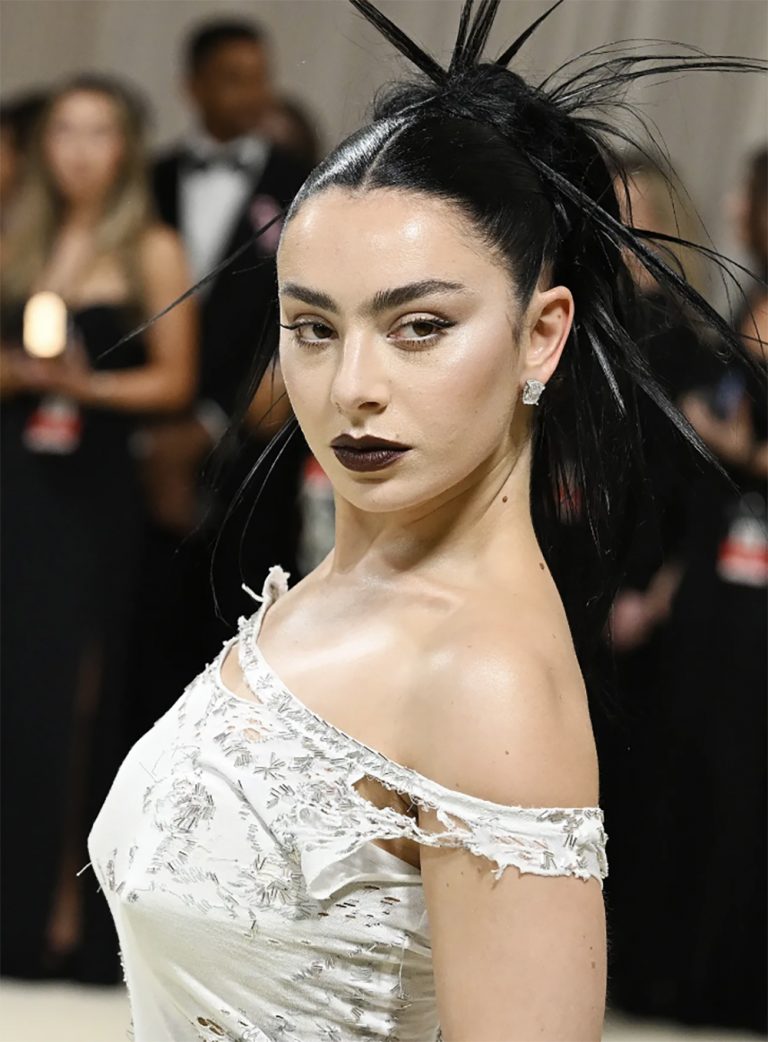 Phong cách trang điểm Goth chiếm lĩnh Met Gala 2024 | Harper's Bazaar ...