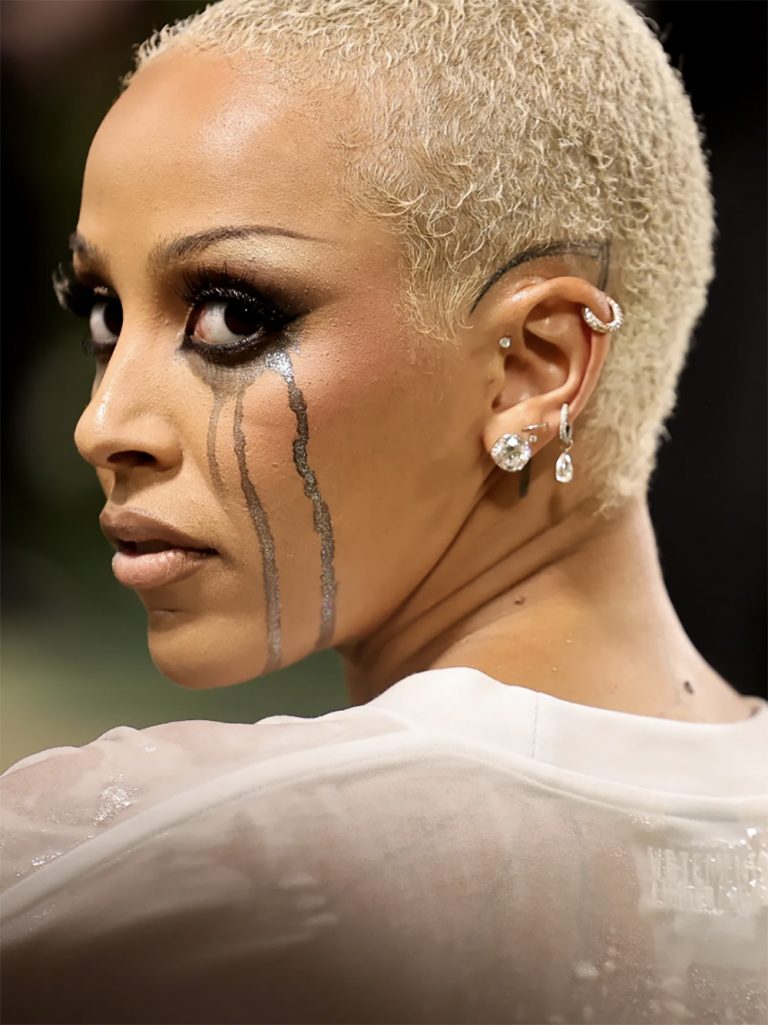 Phong cách trang điểm Goth chiếm lĩnh Met Gala 2024 | Harper's Bazaar ...