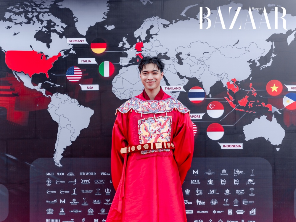 Nam vương Trần Đạt Hiển trổ tài dẫn chương trình song ngữ