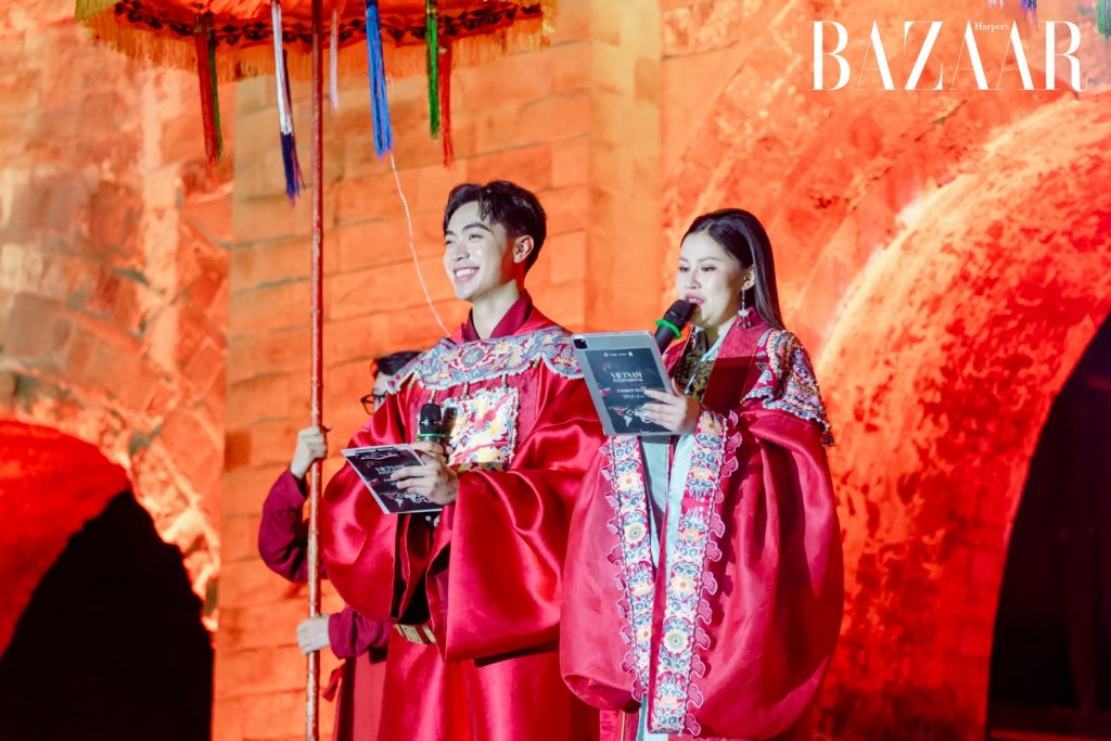 Nam vương Trần Đạt Hiển trổ tài dẫn chương trình song ngữ