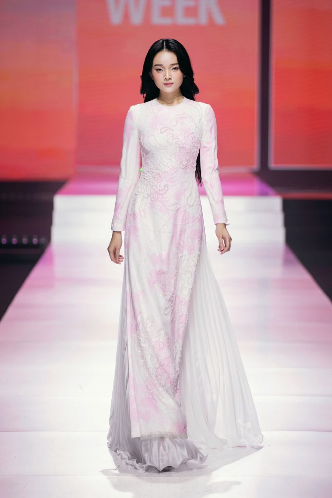 NTK Thủy Nguyễn cách tân áo bà ba tại AVIFW 2024 | Harper's Bazaar Việt Nam