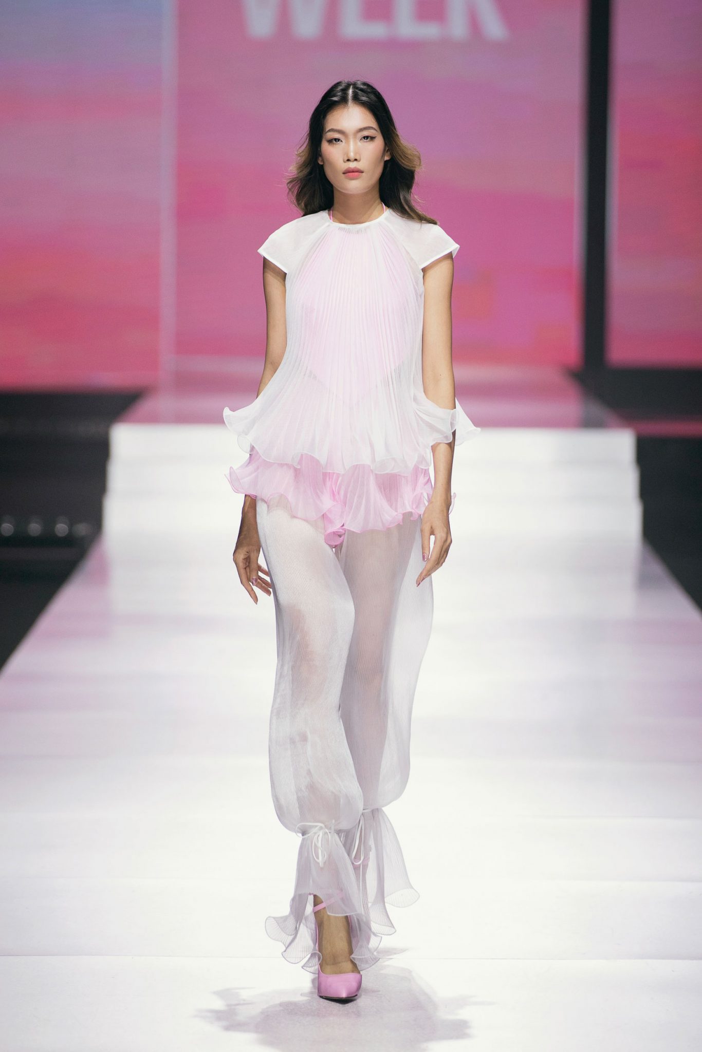 NTK Thủy Nguyễn cách tân áo bà ba tại AVIFW 2024 | Harper's Bazaar Việt Nam