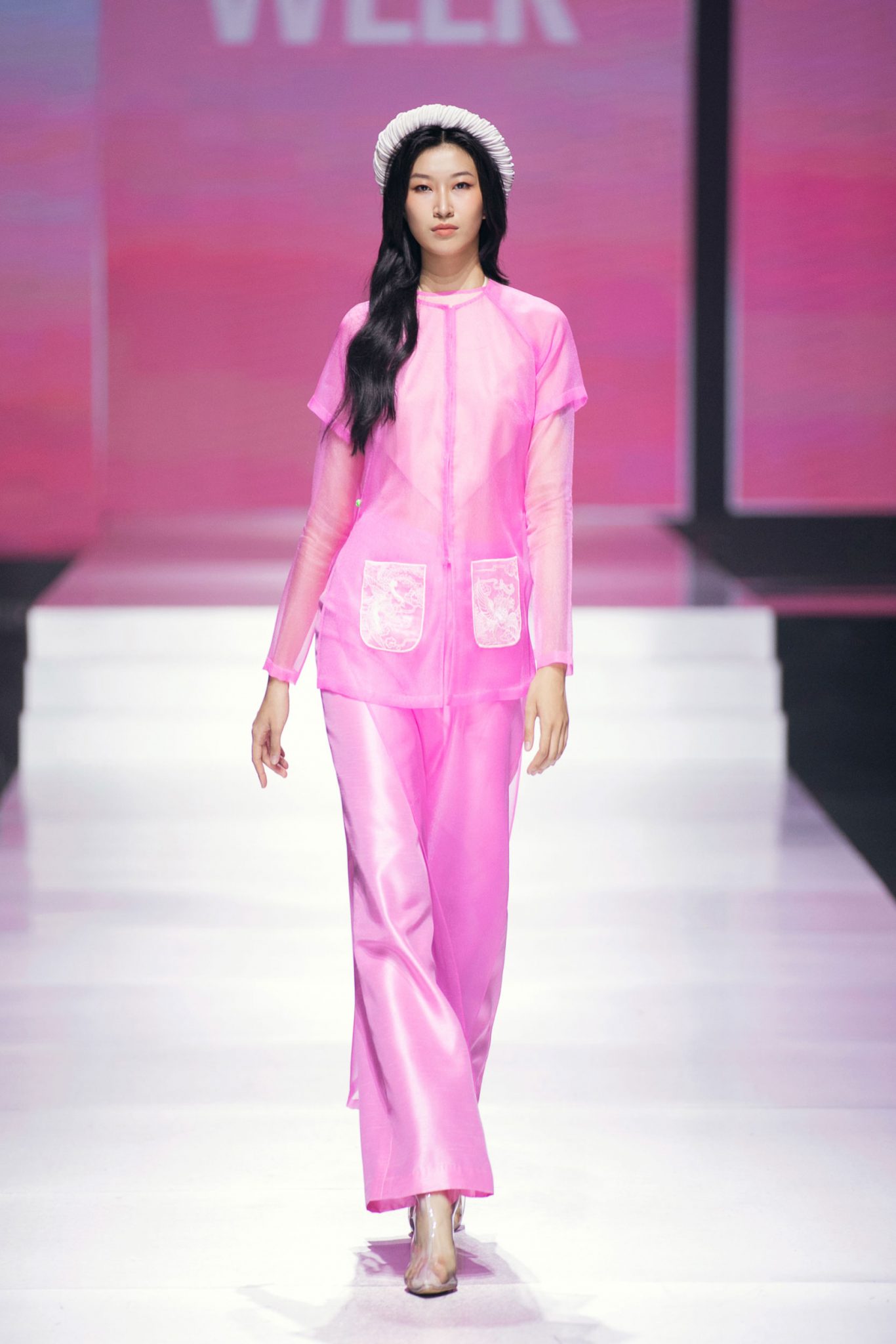 NTK Thủy Nguyễn cách tân áo bà ba tại AVIFW 2024 | Harper's Bazaar Việt Nam