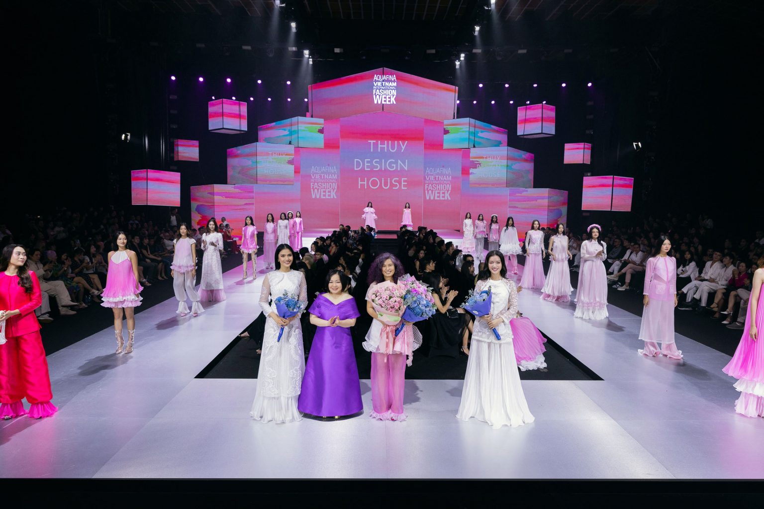 NTK Thủy Nguyễn cách tân áo bà ba tại AVIFW 2024 | Harper's Bazaar Việt Nam