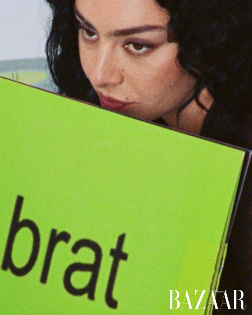 Brat Green của Charli XCX: Màu xanh lá cho những đứa trẻ hư | Harper's Bazaar Việt Nam