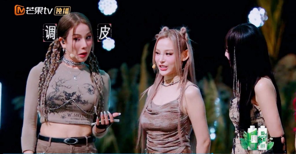 LUNAS bắn rap tiếng Trung trên sân khấu Đạp gió 2024 | Harper's Bazaar ...