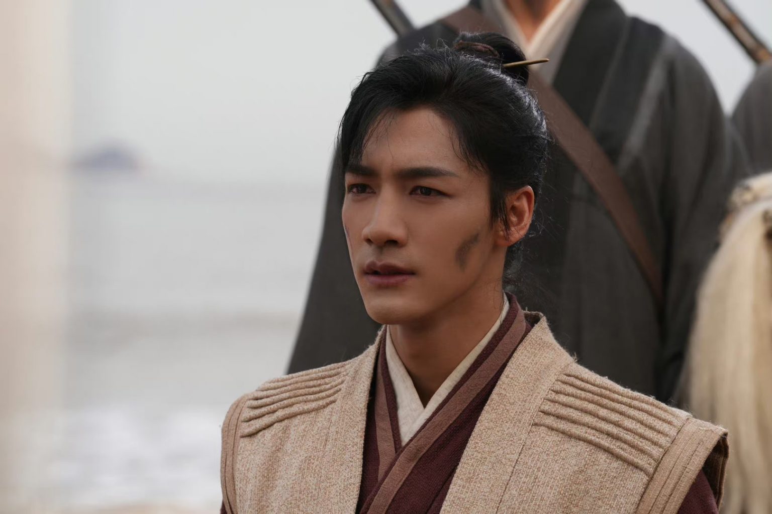 Tạo hình của Thử Sa trong vai Quách Tĩnh gây tranh cãi lớn | Harper's Bazaar Việt Nam