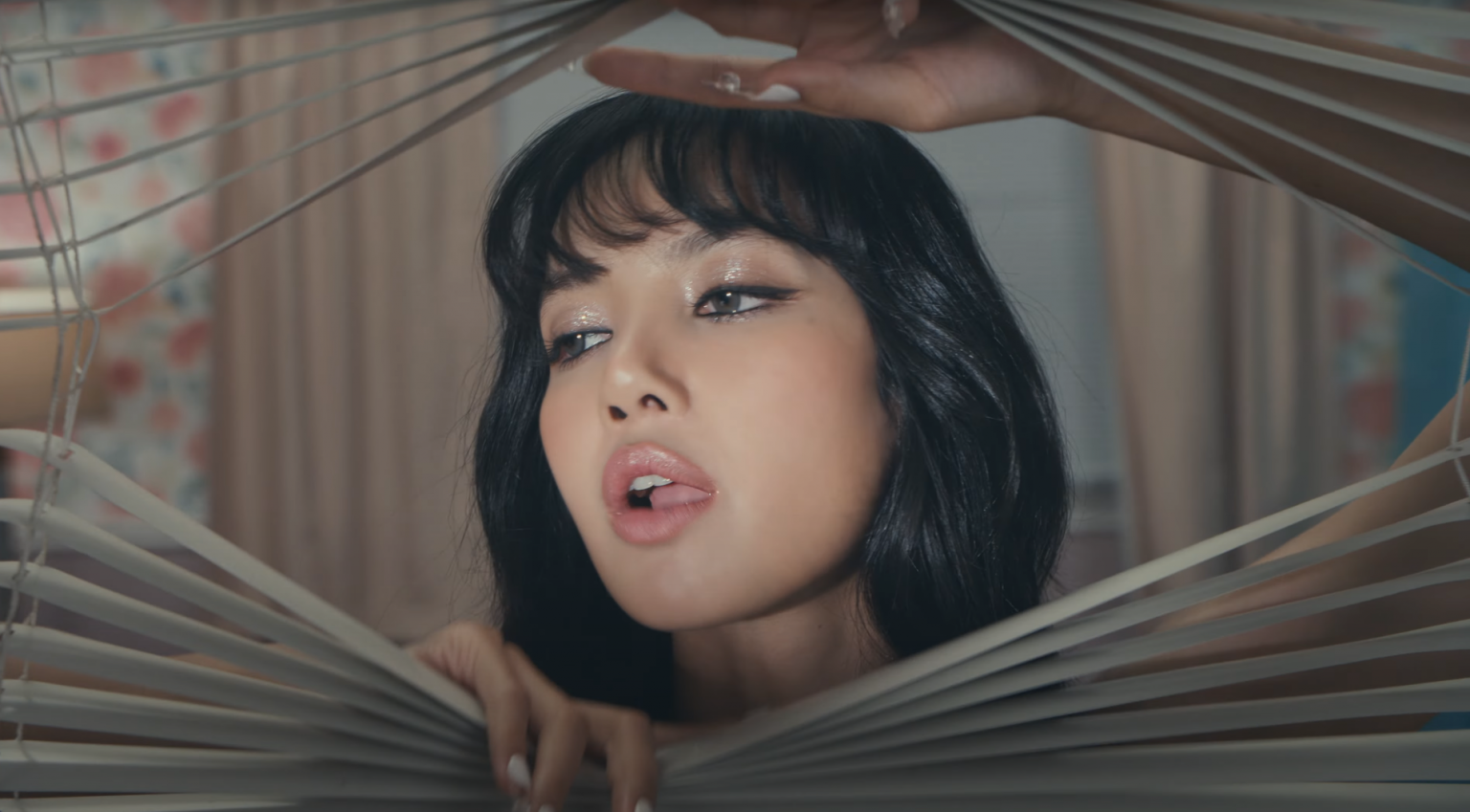 Lisa gửi gắm thông điệp ý nghĩa gì trong MV New Woman? | Harper's Bazaar Việt Nam