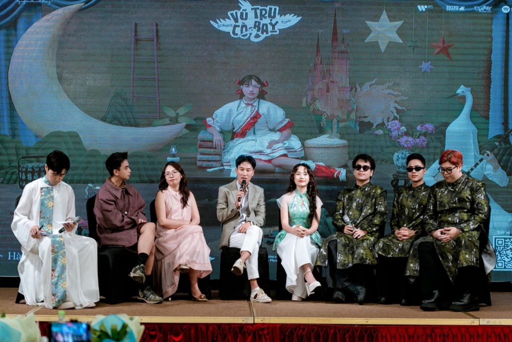 Phương Mỹ Chi mở Vũ Trụ Cò Bay School Tour miễn phí | Harper's Bazaar ...