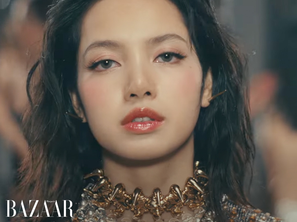 Layout trang điểm của Lisa BLACKPINK trong MV New Woman | Harper's ...