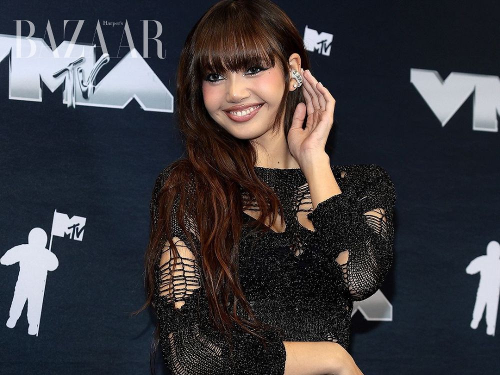 Lisa biến tai nghe thành túi xách tại bữa tiệc hậu VMAS 2024 | Harper's ...